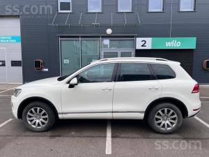 White Volkswagen Touareg 2011 in Riga, with an engine capacity of 3.00 L and mileage of 242 thousand km for 13000 €, photo 4 on AUTOMOTO.COM.LV