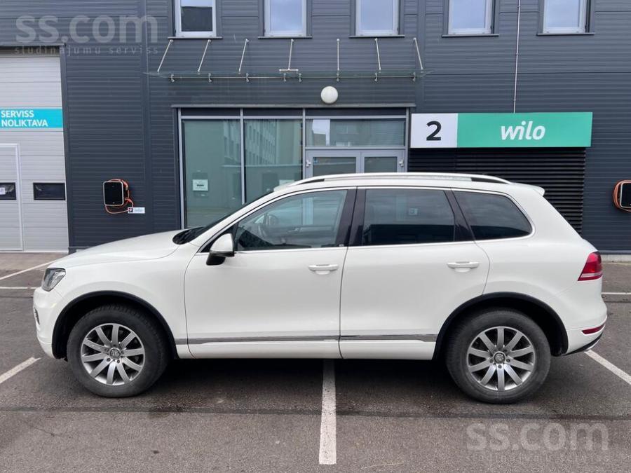 White Volkswagen Touareg 2011 in Riga, with an engine capacity of 3.00 L and mileage of 242 thousand km for 13000 €, photo 4 on AUTOMOTO.COM.LV