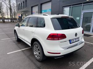 White Volkswagen Touareg 2011 in Riga, with an engine capacity of 3.00 L and mileage of 242 thousand km for 13000 €, photo 5 on AUTOMOTO.COM.LV