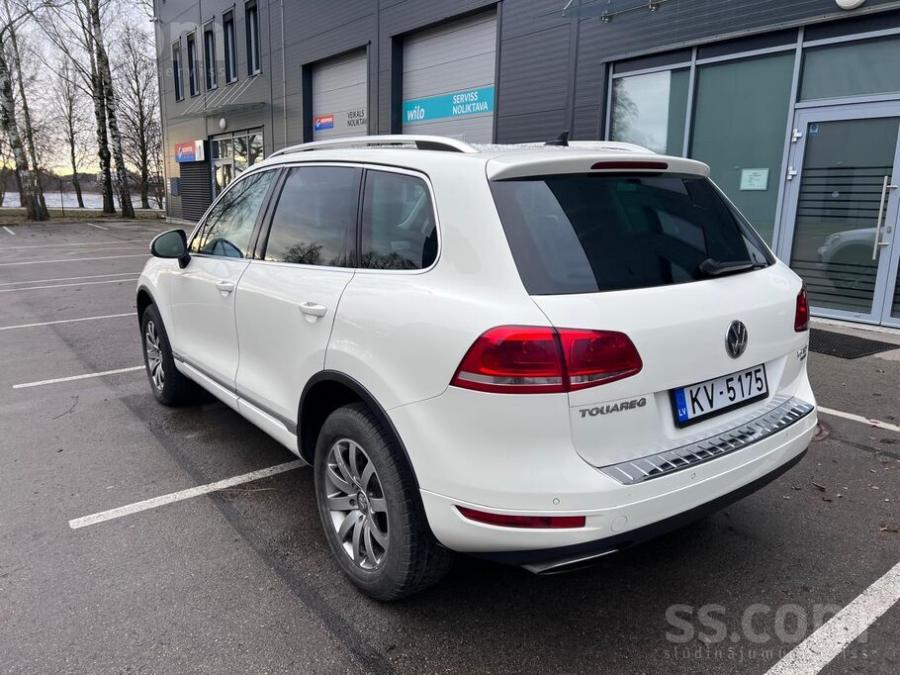 White Volkswagen Touareg 2011 in Riga, with an engine capacity of 3.00 L and mileage of 242 thousand km for 13000 €, photo 5 on AUTOMOTO.COM.LV