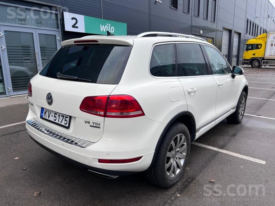 White Volkswagen Touareg 2011 in Riga, with an engine capacity of 3.00 L and mileage of 242 thousand km for 13000 €, photo 6 on AUTOMOTO.COM.LV