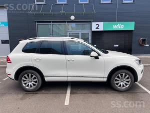 White Volkswagen Touareg 2011 in Riga, with an engine capacity of 3.00 L and mileage of 242 thousand km for 13000 €, photo 8 on AUTOMOTO.COM.LV