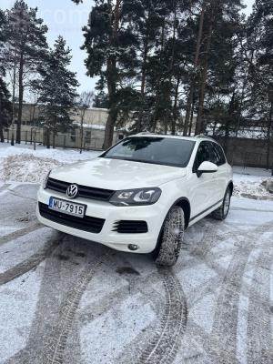 White Volkswagen Touareg 2011 in Jekabpils, with an engine capacity of 3.00 L and mileage of 300 thousand km for 10200 €, photo 2 on AUTOMOTO.COM.LV
