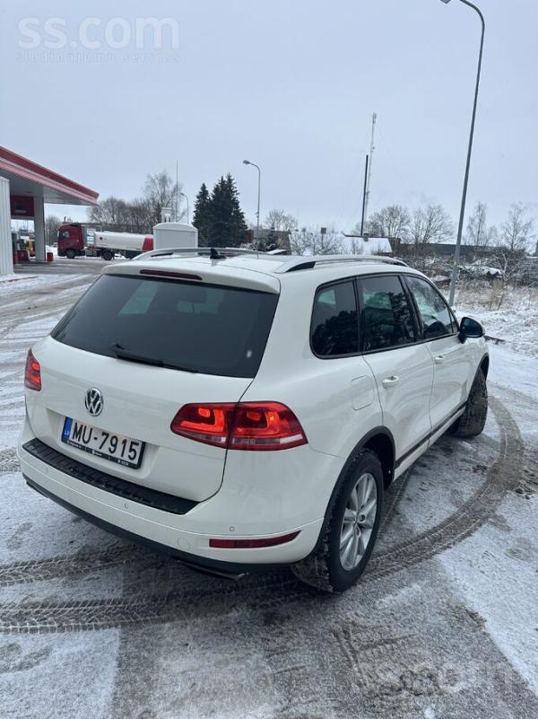 White Volkswagen Touareg 2011 in Jekabpils, with an engine capacity of 3.00 L and mileage of 300 thousand km for 10200 €, photo 3 on AUTOMOTO.COM.LV