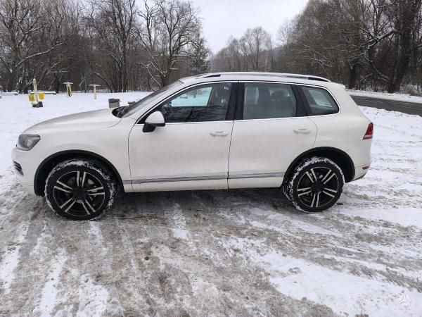 White Volkswagen Touareg 2011 in Birstonas, with an engine capacity of 2.97 L and mileage of 240 thousand km for 8500 €, photo 2 on AUTOMOTO.COM.LV