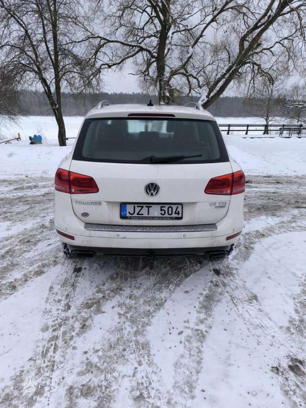White Volkswagen Touareg 2011 in Birstonas, with an engine capacity of 2.97 L and mileage of 240 thousand km for 8500 €, photo 4 on AUTOMOTO.COM.LV