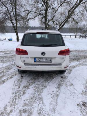 White Volkswagen Touareg 2011 in Birstonas, with an engine capacity of 2.97 L and mileage of 240 thousand km for 8500 €, photo 4 on AUTOMOTO.COM.LV