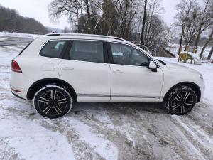 White Volkswagen Touareg 2011 in Birstonas, with an engine capacity of 2.97 L and mileage of 240 thousand km for 8500 €, photo 5 on AUTOMOTO.COM.LV
