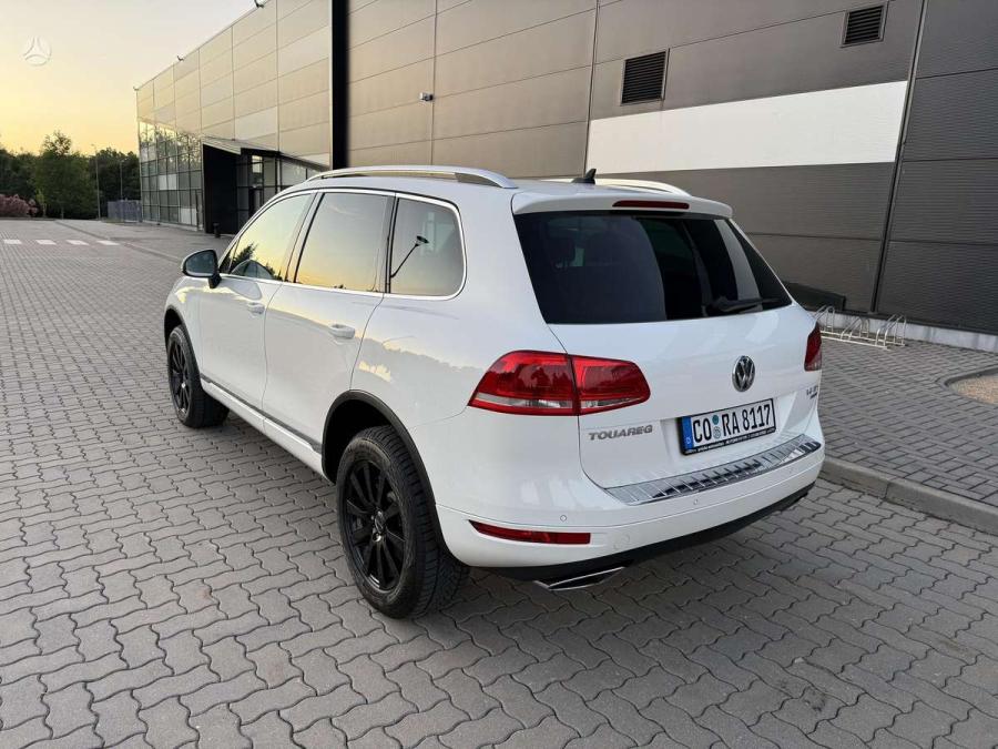White Volkswagen Touareg 2011 in Panevezys, with an engine capacity of 2.97 L and mileage of 197 thousand km for 11200 €, photo 8 on AUTOMOTO.COM.LV
