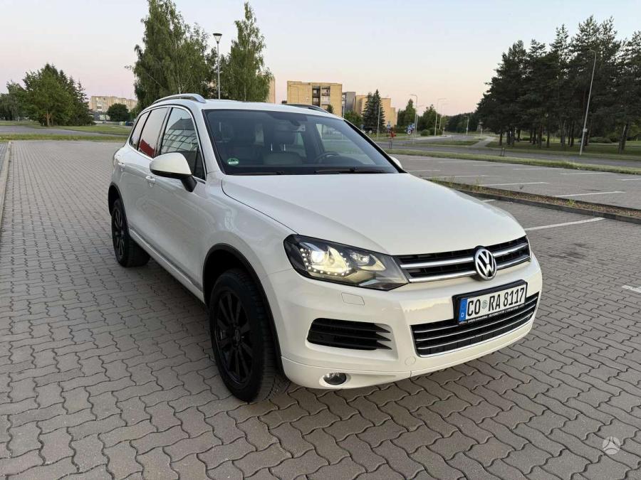 White Volkswagen Touareg 2011 in Panevezys, with an engine capacity of 2.97 L and mileage of 197 thousand km for 11200 €, photo 14 on AUTOMOTO.COM.LV
