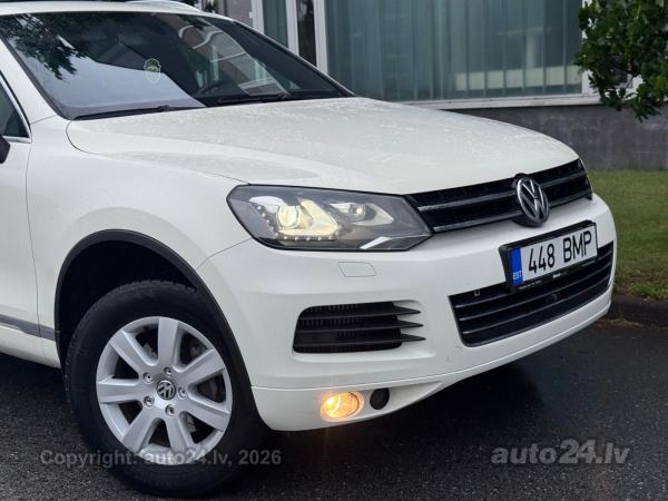 White Volkswagen Touareg 2011 in Tallinn, with an engine capacity of 3.00 L and mileage of 269 thousand km for 9350 €, photo 1 on AUTOMOTO.COM.LV
