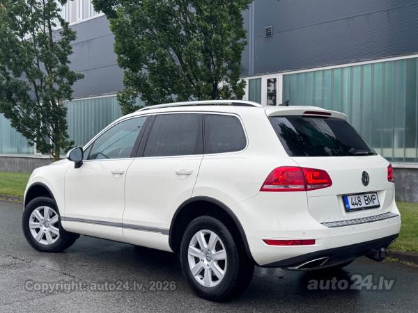 White Volkswagen Touareg 2011 in Tallinn, with an engine capacity of 3.00 L and mileage of 269 thousand km for 9350 €, photo 6 on AUTOMOTO.COM.LV