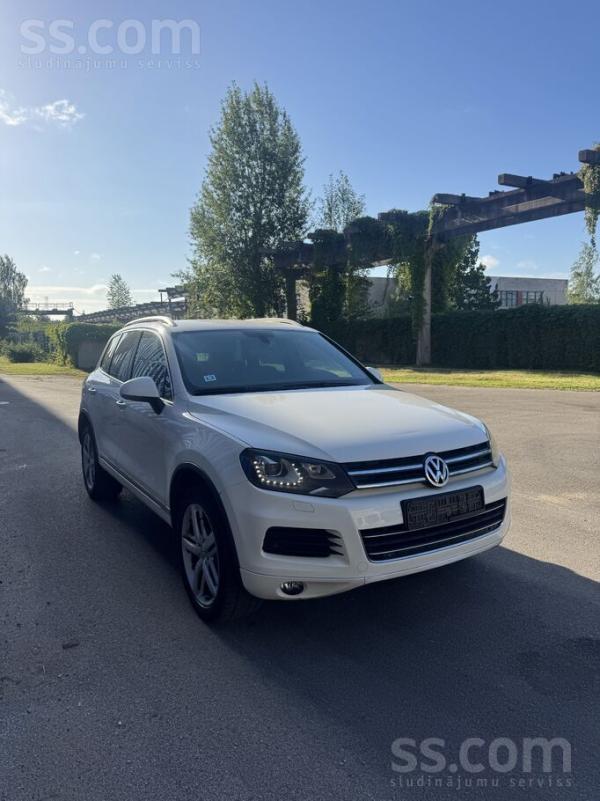 White Volkswagen Touareg 2011 in Jurmala, with an engine capacity of 3.00 L and mileage of 0 thousand km for 4999 €, photo 1 on AUTOMOTO.COM.LV