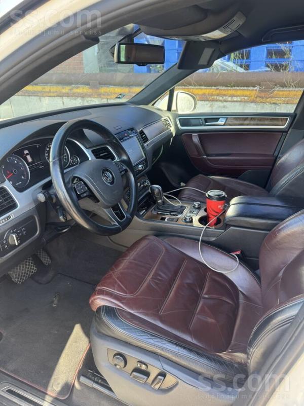 White Volkswagen Touareg 2011 in Jurmala, with an engine capacity of 3.00 L and mileage of 0 thousand km for 4999 €, photo 5 on AUTOMOTO.COM.LV