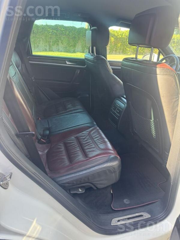 White Volkswagen Touareg 2011 in Jurmala, with an engine capacity of 3.00 L and mileage of 0 thousand km for 4999 €, photo 7 on AUTOMOTO.COM.LV