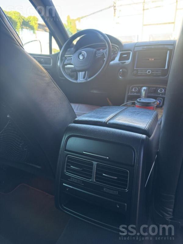 White Volkswagen Touareg 2011 in Jurmala, with an engine capacity of 3.00 L and mileage of 0 thousand km for 4999 €, photo 8 on AUTOMOTO.COM.LV