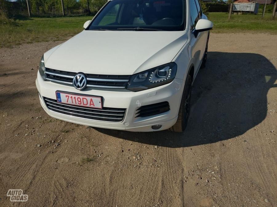 White Volkswagen Touareg 2011 in Utena, with an engine capacity of 3.00 L and mileage of 206 thousand km for 9000 €, photo 3 on AUTOMOTO.COM.LV