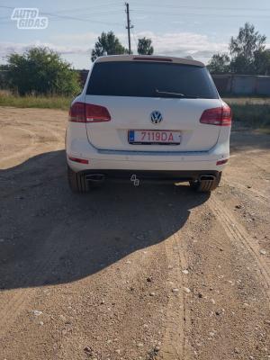White Volkswagen Touareg 2011 in Utena, with an engine capacity of 3.00 L and mileage of 206 thousand km for 9000 €, photo 4 on AUTOMOTO.COM.LV