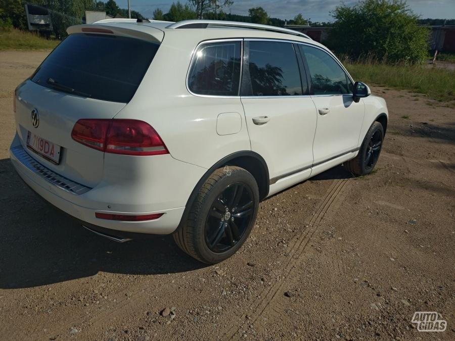 White Volkswagen Touareg 2011 in Utena, with an engine capacity of 3.00 L and mileage of 206 thousand km for 9000 €, photo 5 on AUTOMOTO.COM.LV