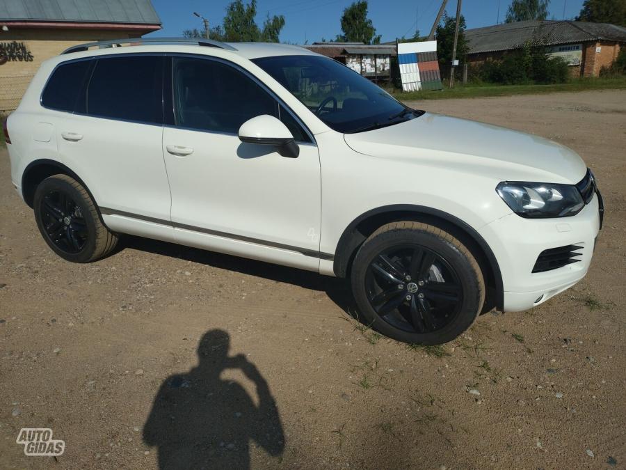 White Volkswagen Touareg 2011 in Utena, with an engine capacity of 3.00 L and mileage of 206 thousand km for 9000 €, photo 6 on AUTOMOTO.COM.LV