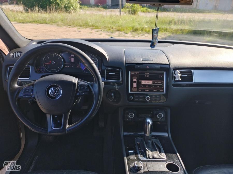 White Volkswagen Touareg 2011 in Utena, with an engine capacity of 3.00 L and mileage of 206 thousand km for 9000 €, photo 8 on AUTOMOTO.COM.LV