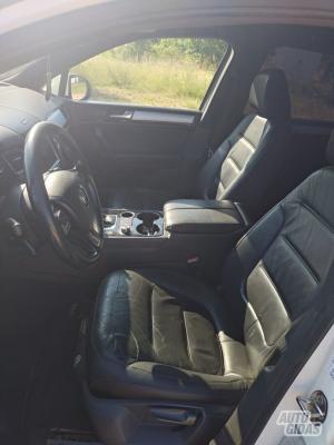 White Volkswagen Touareg 2011 in Utena, with an engine capacity of 3.00 L and mileage of 206 thousand km for 9000 €, photo 9 on AUTOMOTO.COM.LV