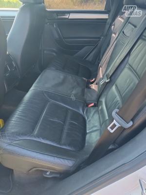 White Volkswagen Touareg 2011 in Utena, with an engine capacity of 3.00 L and mileage of 206 thousand km for 9000 €, photo 10 on AUTOMOTO.COM.LV