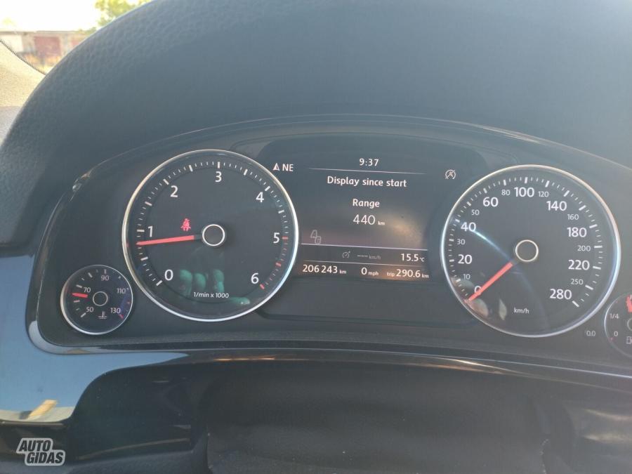 White Volkswagen Touareg 2011 in Utena, with an engine capacity of 3.00 L and mileage of 206 thousand km for 9000 €, photo 12 on AUTOMOTO.COM.LV