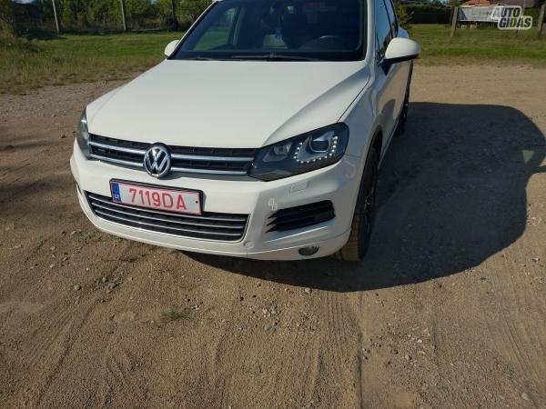 White Volkswagen Touareg 2011 in Utena, with an engine capacity of 3.00 L and mileage of 206 thousand km for 8600 €, photo 3 on AUTOMOTO.COM.LV
