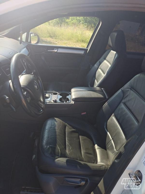 White Volkswagen Touareg 2011 in Utena, with an engine capacity of 3.00 L and mileage of 206 thousand km for 8600 €, photo 10 on AUTOMOTO.COM.LV