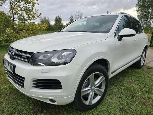 White Volkswagen Touareg 2012 in Kaunas, with an engine capacity of 3.00 L and mileage of 255 thousand km for 9200 €, photo 4 on AUTOMOTO.COM.LV