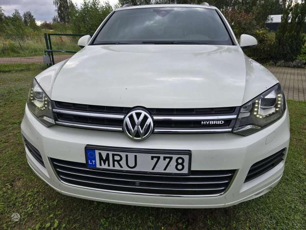 White Volkswagen Touareg 2012 in Kaunas, with an engine capacity of 3.00 L and mileage of 255 thousand km for 9200 €, photo 5 on AUTOMOTO.COM.LV