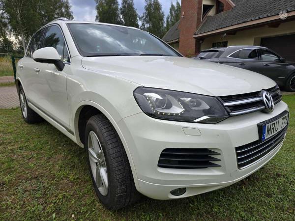 White Volkswagen Touareg 2012 in Kaunas, with an engine capacity of 3.00 L and mileage of 255 thousand km for 9200 €, photo 7 on AUTOMOTO.COM.LV