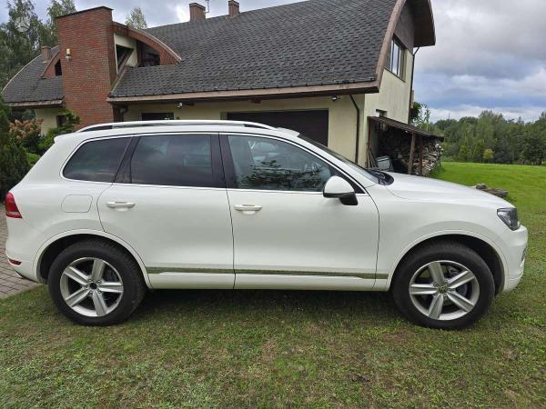 White Volkswagen Touareg 2012 in Kaunas, with an engine capacity of 3.00 L and mileage of 255 thousand km for 9200 €, photo 9 on AUTOMOTO.COM.LV