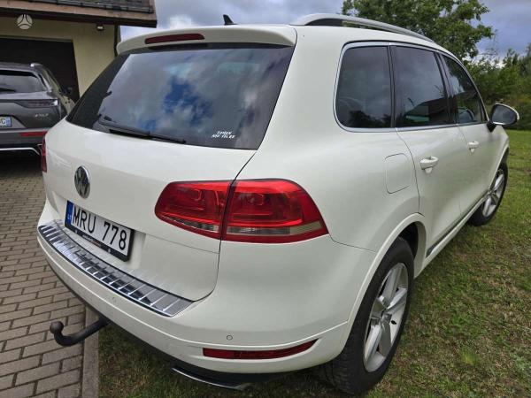 White Volkswagen Touareg 2012 in Kaunas, with an engine capacity of 3.00 L and mileage of 255 thousand km for 9200 €, photo 10 on AUTOMOTO.COM.LV