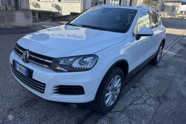 Balts Volkswagen Touareg 2012 Kauņa, ar dzinēja tilpumu 4.13 L un nobraukumu 295 tūkst. km par 12900 €, foto 1 vietnē AUTOMOTO.COM.LV