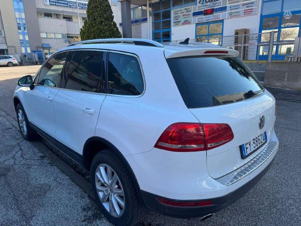 White Volkswagen Touareg 2012 in Kaunas, with an engine capacity of 4.13 L and mileage of 295 thousand km for 12900 €, photo 2 on AUTOMOTO.COM.LV