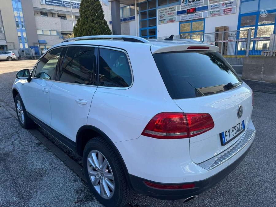 Balts Volkswagen Touareg 2012 Kauņa, ar dzinēja tilpumu 4.13 L un nobraukumu 295 tūkst. km par 12900 €, foto 2 vietnē AUTOMOTO.COM.LV