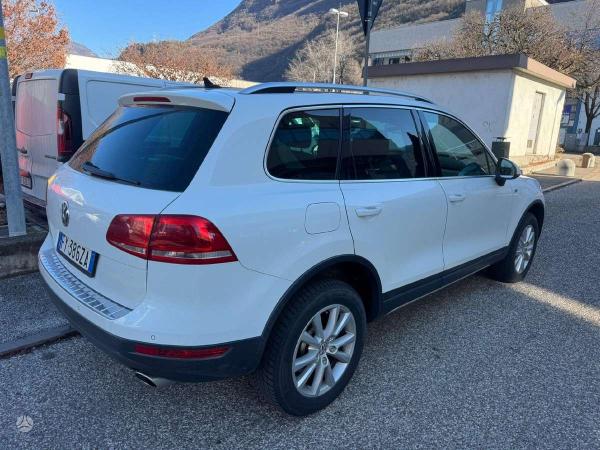 White Volkswagen Touareg 2012 in Kaunas, with an engine capacity of 4.13 L and mileage of 295 thousand km for 12900 €, photo 3 on AUTOMOTO.COM.LV