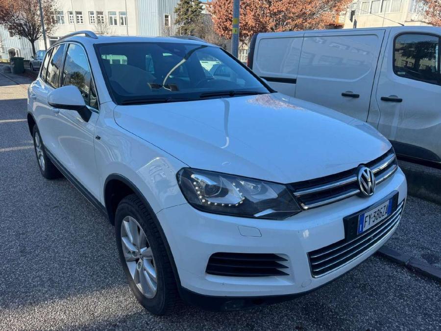 Balts Volkswagen Touareg 2012 Kauņa, ar dzinēja tilpumu 4.13 L un nobraukumu 295 tūkst. km par 12900 €, foto 4 vietnē AUTOMOTO.COM.LV