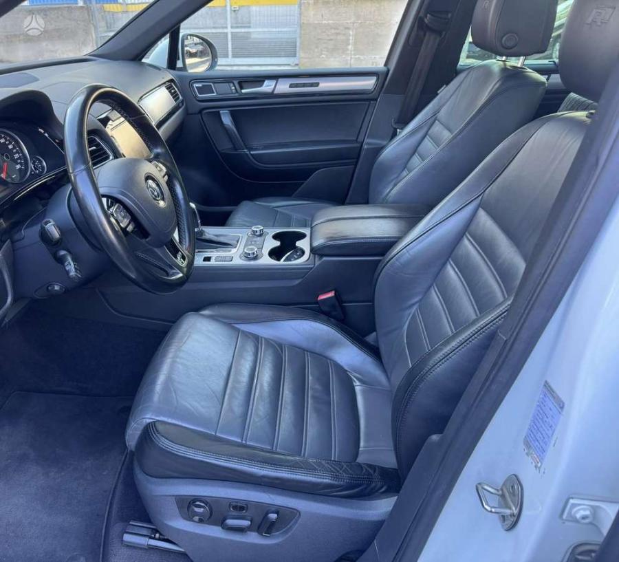 Balts Volkswagen Touareg 2012 Kauņa, ar dzinēja tilpumu 4.13 L un nobraukumu 295 tūkst. km par 12900 €, foto 6 vietnē AUTOMOTO.COM.LV