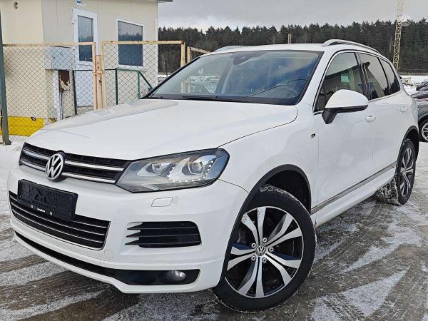 White Volkswagen Touareg 2012 in Vilnius, with an engine capacity of 2.97 L and mileage of 269 thousand km for 13400 €, photo 1 on AUTOMOTO.COM.LV