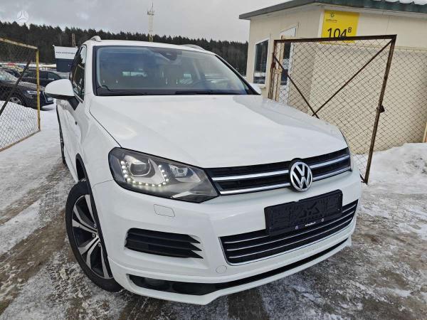 White Volkswagen Touareg 2012 in Vilnius, with an engine capacity of 2.97 L and mileage of 269 thousand km for 13400 €, photo 3 on AUTOMOTO.COM.LV