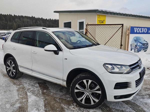 White Volkswagen Touareg 2012 in Vilnius, with an engine capacity of 2.97 L and mileage of 269 thousand km for 13400 €, photo 4 on AUTOMOTO.COM.LV