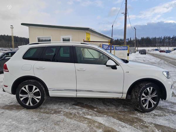 White Volkswagen Touareg 2012 in Vilnius, with an engine capacity of 2.97 L and mileage of 269 thousand km for 13400 €, photo 5 on AUTOMOTO.COM.LV