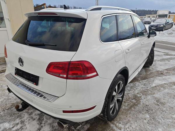 White Volkswagen Touareg 2012 in Vilnius, with an engine capacity of 2.97 L and mileage of 269 thousand km for 13400 €, photo 6 on AUTOMOTO.COM.LV