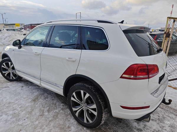 White Volkswagen Touareg 2012 in Vilnius, with an engine capacity of 2.97 L and mileage of 269 thousand km for 13400 €, photo 7 on AUTOMOTO.COM.LV