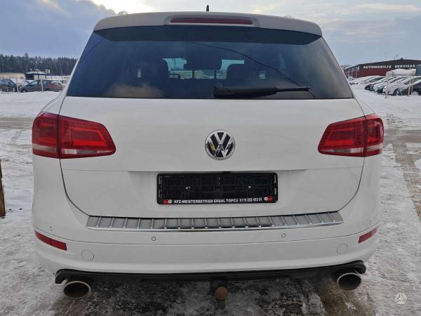White Volkswagen Touareg 2012 in Vilnius, with an engine capacity of 2.97 L and mileage of 269 thousand km for 13400 €, photo 8 on AUTOMOTO.COM.LV