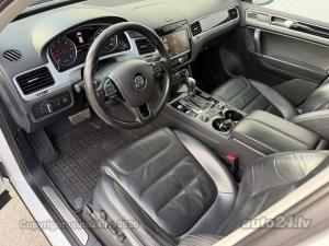 White Volkswagen Touareg 2012 in Tartu, with an engine capacity of 4.10 L and mileage of 280 thousand km for 14900 €, photo 7 on AUTOMOTO.COM.LV