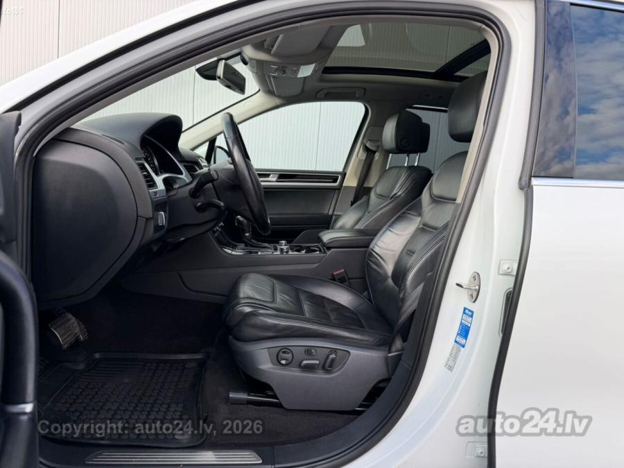 White Volkswagen Touareg 2012 in Tartu, with an engine capacity of 4.10 L and mileage of 280 thousand km for 14900 €, photo 8 on AUTOMOTO.COM.LV